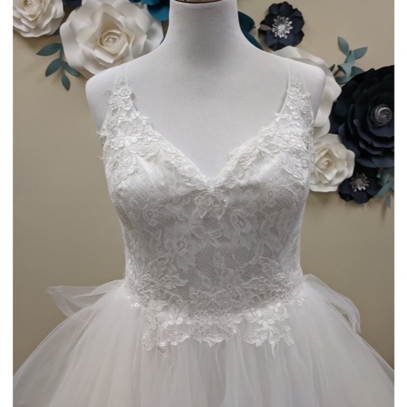 Dresses | Nwt Scoop Back Ball Gown Sample Size 12 Light Lace Tulle ...
